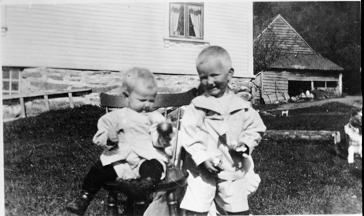2 ungar, stol, i tunet -Ryfylkemuseet / DigitaltMuseum