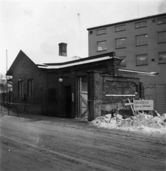 Byggnad N:o 6, tillbyggnad 1954. Övre porten. -Föreningsarkivet i ...