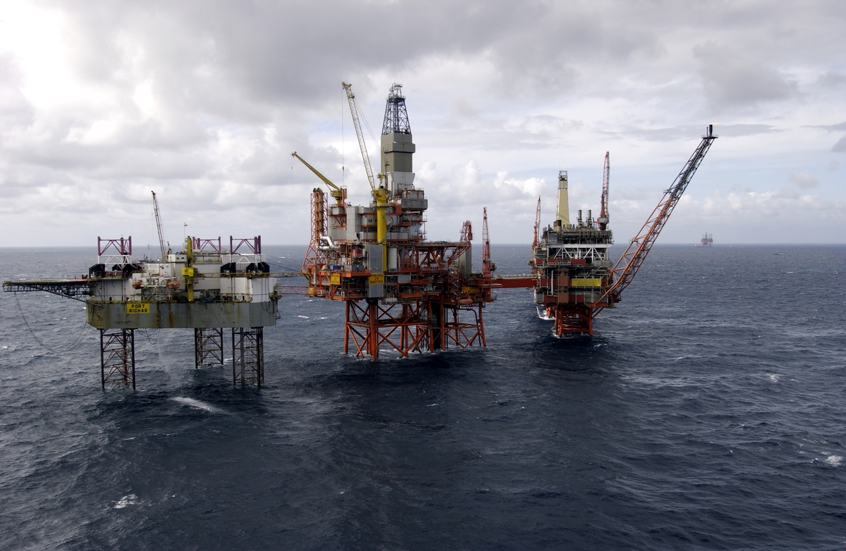 Den oppjekkbare boligplattformen Port Rigmar ligger helt til venstre ...