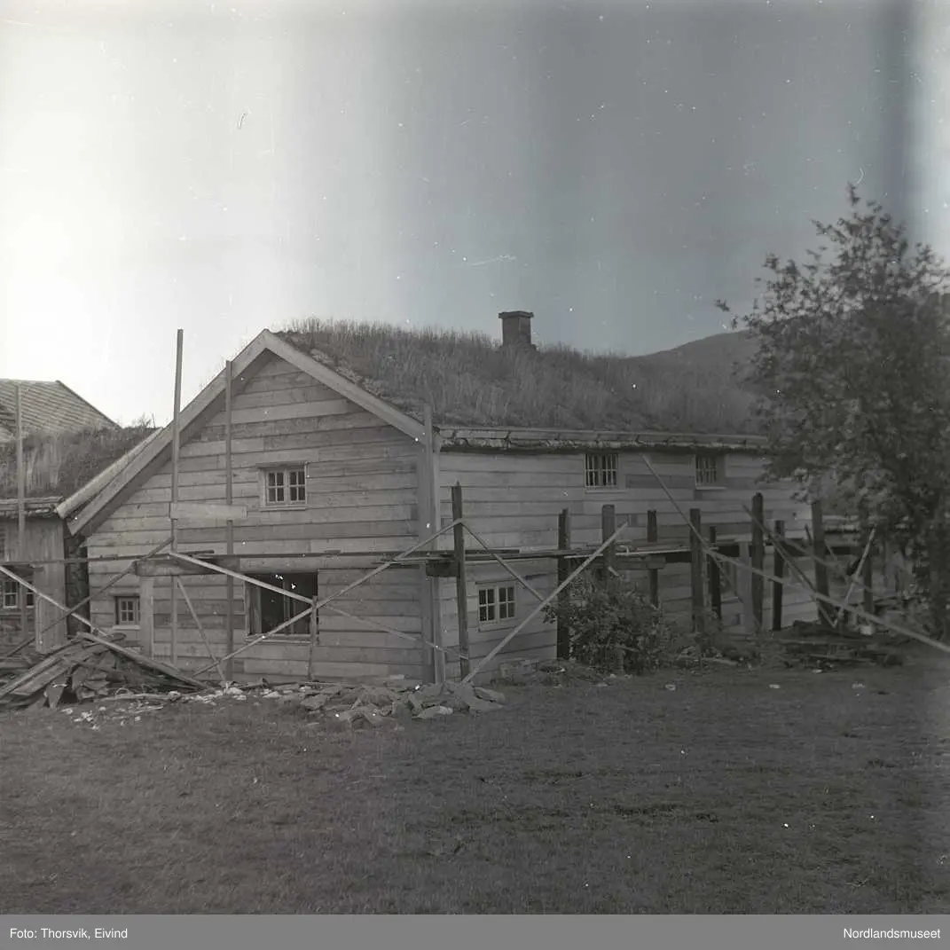 Fra Aksel Pedersens gård i Misvær. Gårdsbygning under oppussing ...