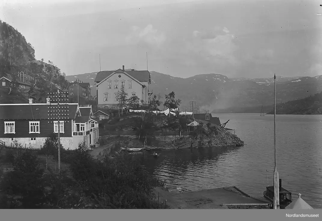 Furulund i Sulitjelma. Funksjonærmessen i forgrunnen og "Storkontoret ...