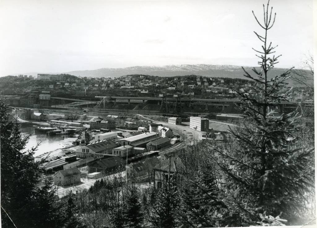 Narvik. LKAB området fotografert fra Hammerøybakken. Verksteder. Demag ...