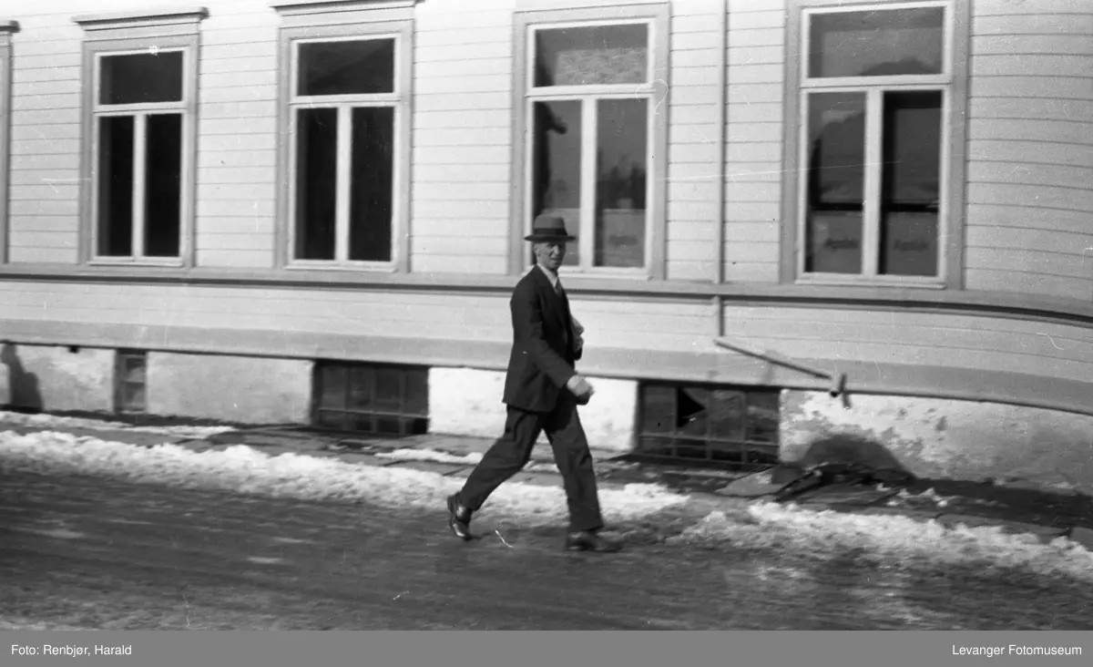 En mann i gata. -Levanger Fotomuseum / DigitaltMuseum