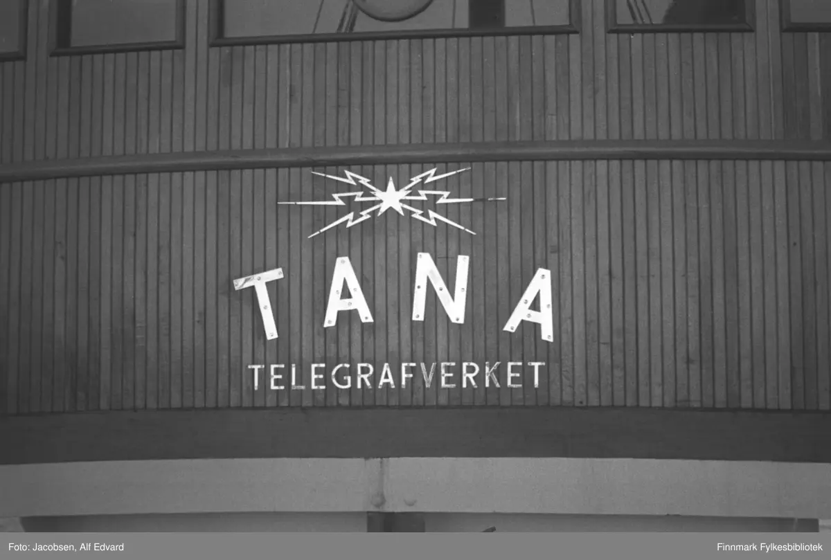 Fronten på rorhuset til M/K Tana, Telegrafverkets båt. Rorhuset har ...