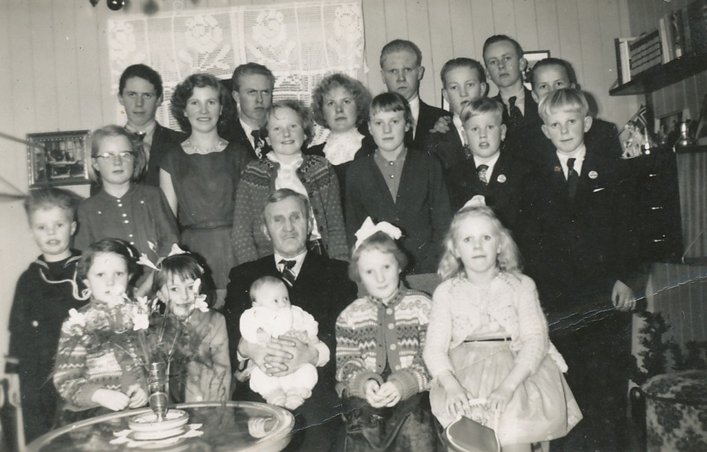 Bak frå venstre Sigurd Erga, Olav Skårland, Marta Skårland, Ingmund ...