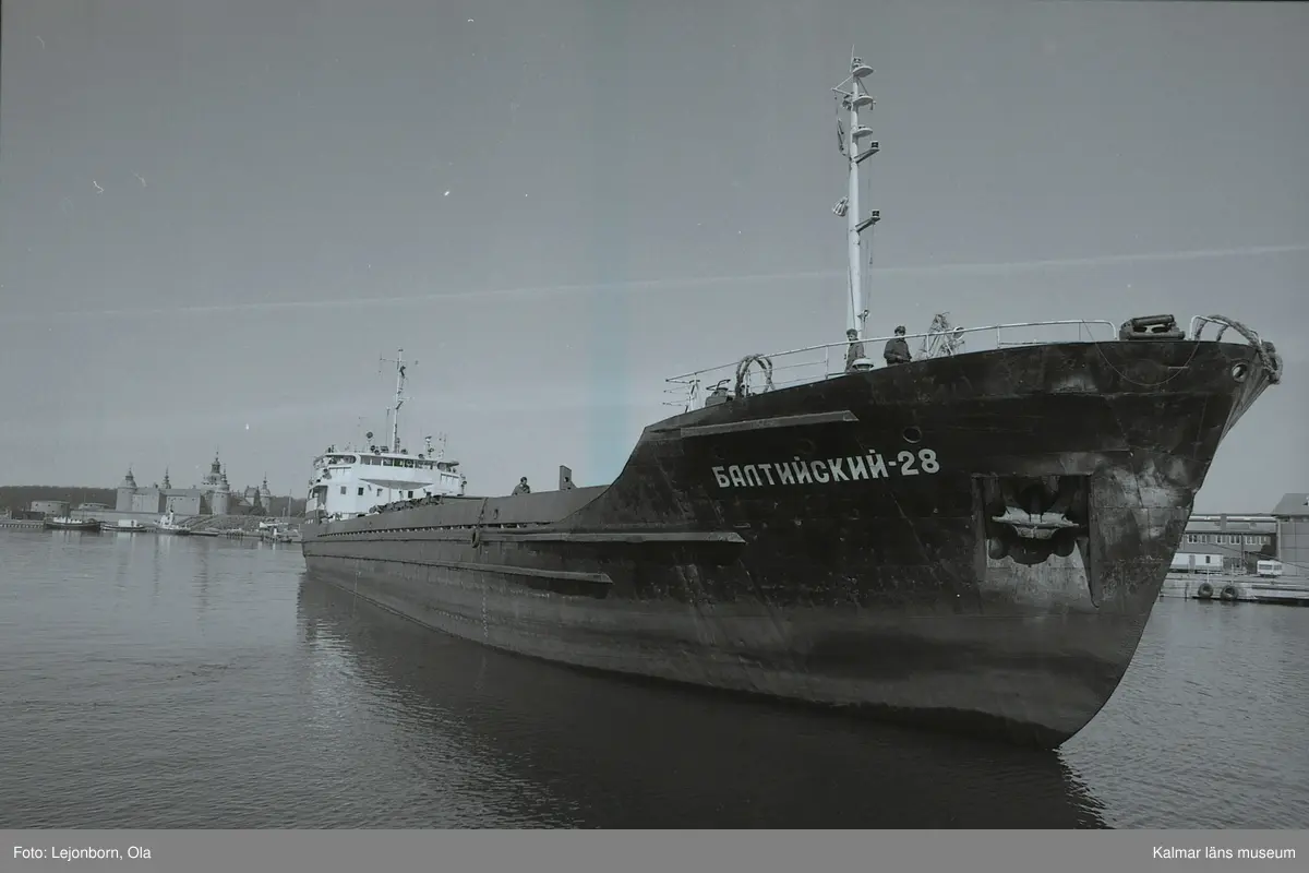 Lastfartyget Baltysky angör Kalmar hamn. -Kalmar läns museum ...