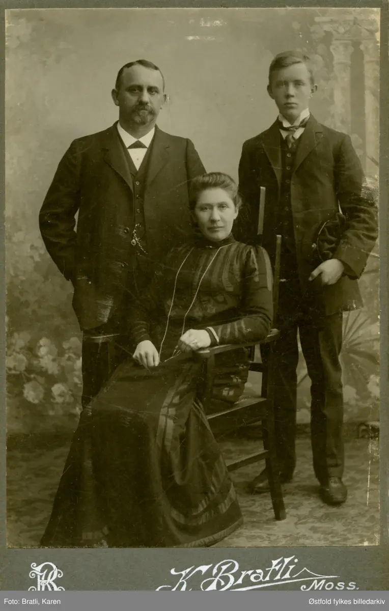 Gruppeportrett. Overrettssakfører Carl (eller Paul?) Alfred Berg f ...