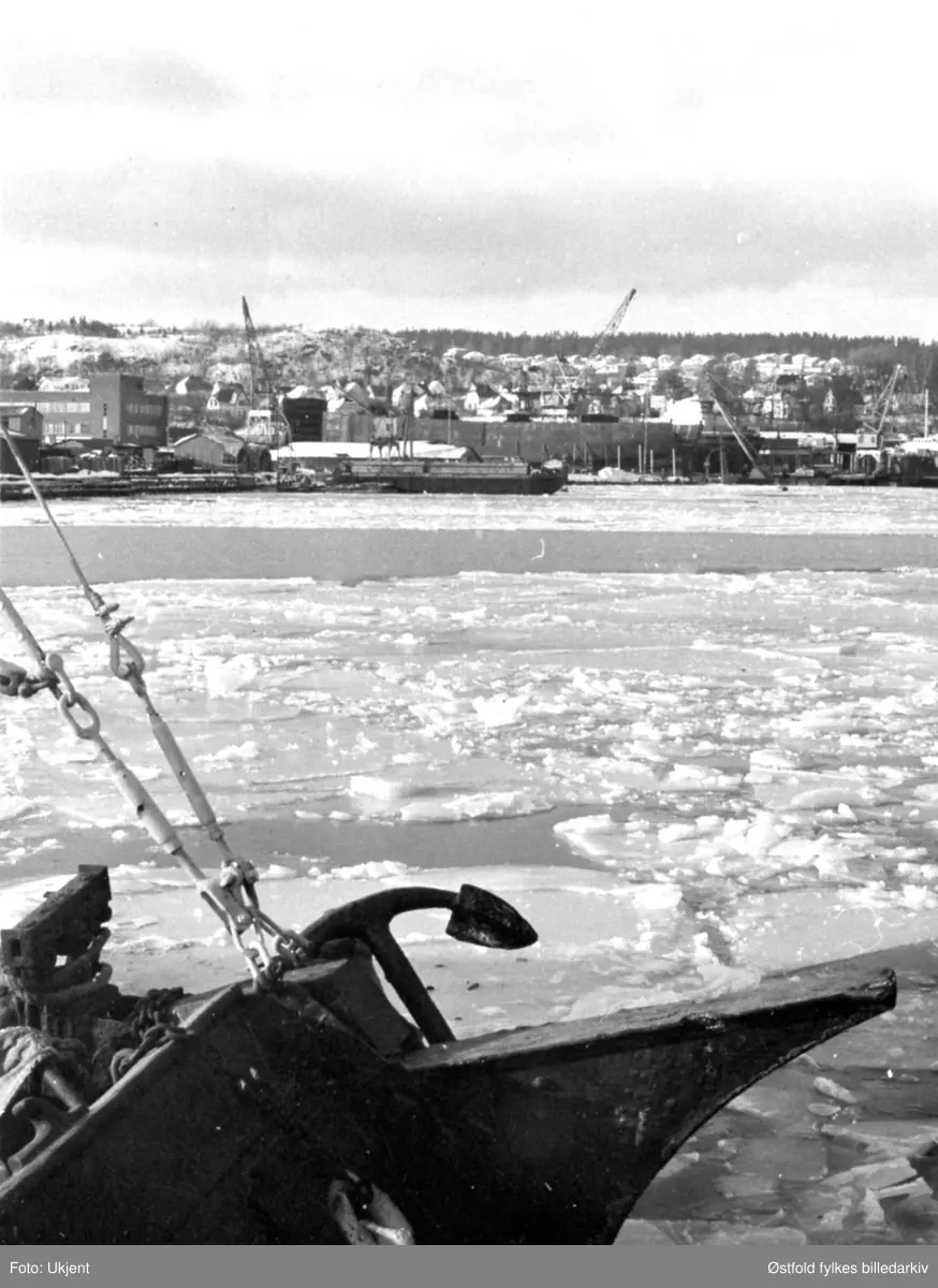 Havner og brygger i Moss. M/S Liberty lastet med stein, 1960-åra. "Små ...