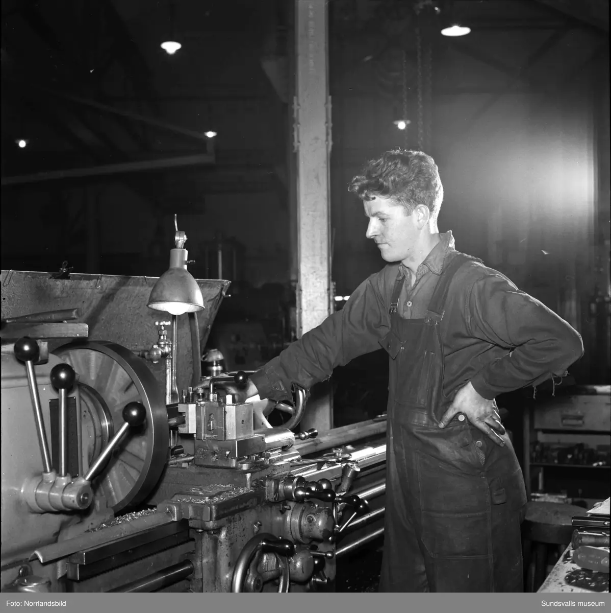 Sundsvalls verkstäder. Arbetare vid maskiner i gamla hallen: 1. Thore ...