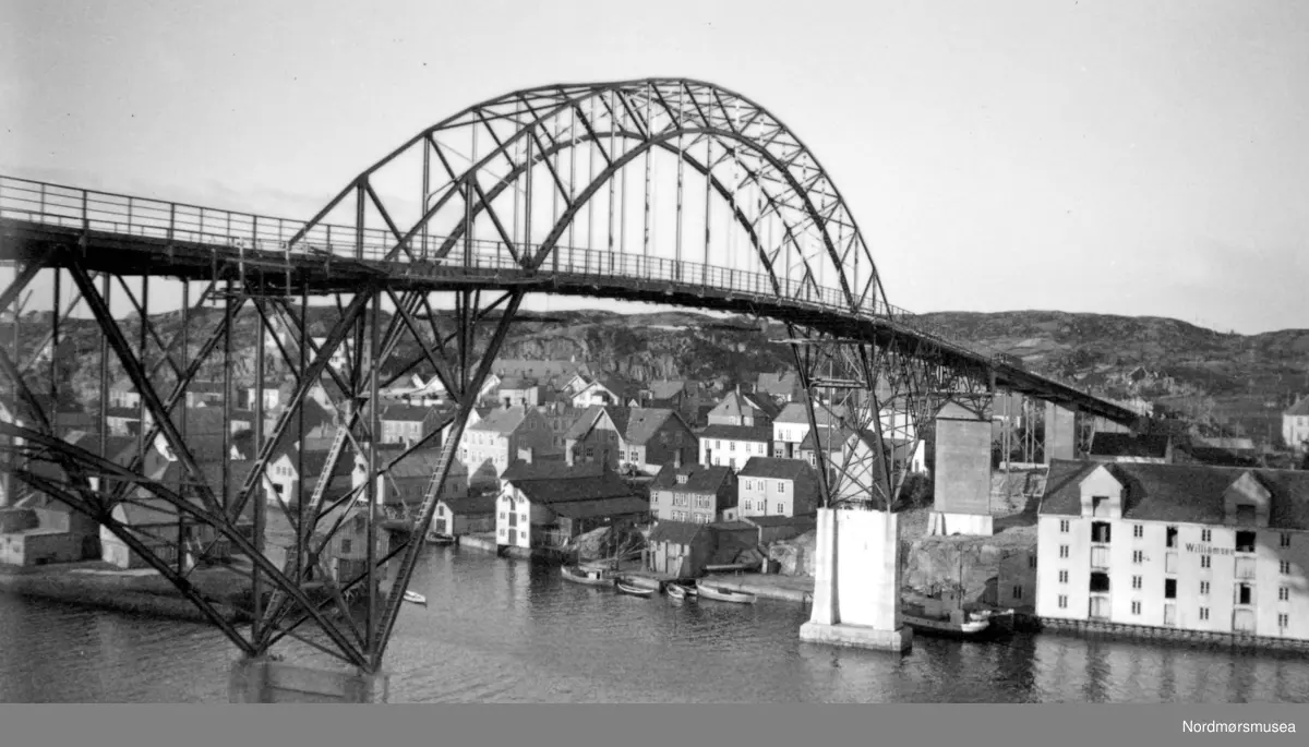 Gamle Nordsundbru mellom Gomalandet og Nordlandet i Kristiansund. Gammelbrua var ei stålbuebru ...
