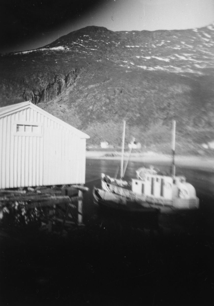 Ferga nr.2 mellom Straumsnes og Skaland. Ferga var eid av Ragnar Berg ...