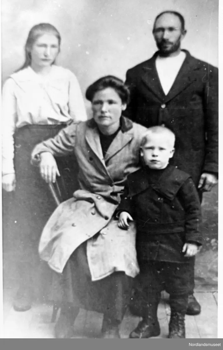 Fam. Julie og Henrik Henriksen.Bakerst fra v: Anna, Henrik. Foran fra v ...