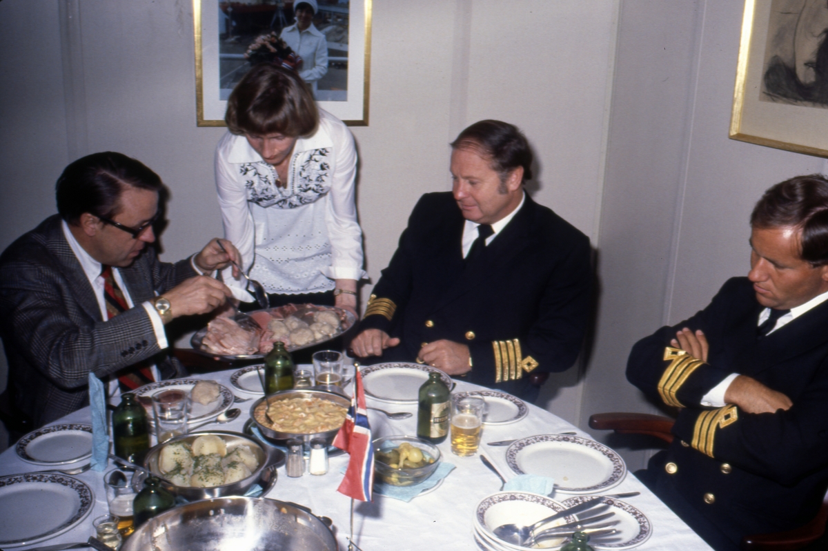 Rederen spiser middag med kapteinen og offiserene på T/T ‘Wind Eagle ...