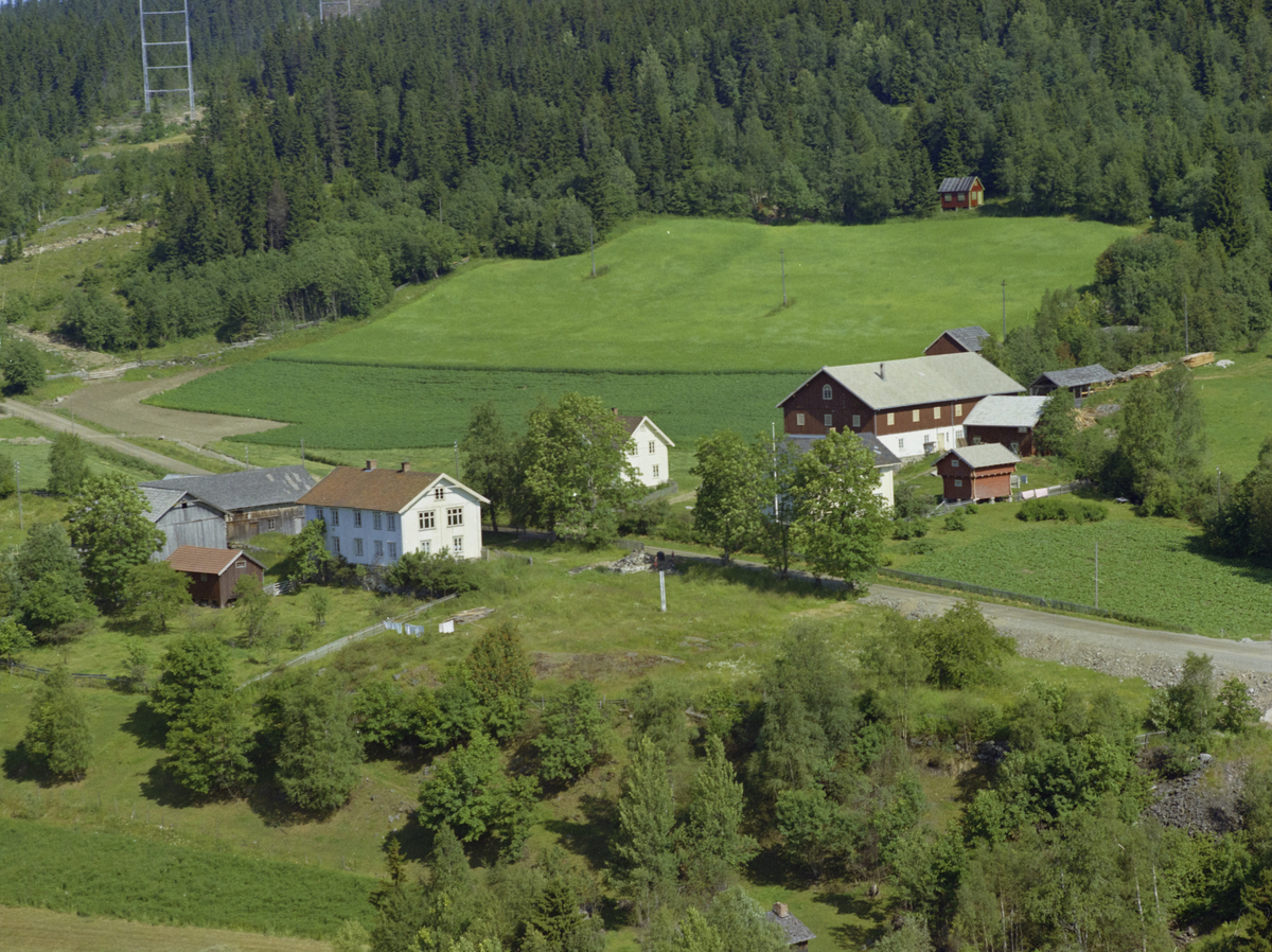 Vingrom, gården Døsen øvre på oversiden av vegen. På hitsiden Døsen ...