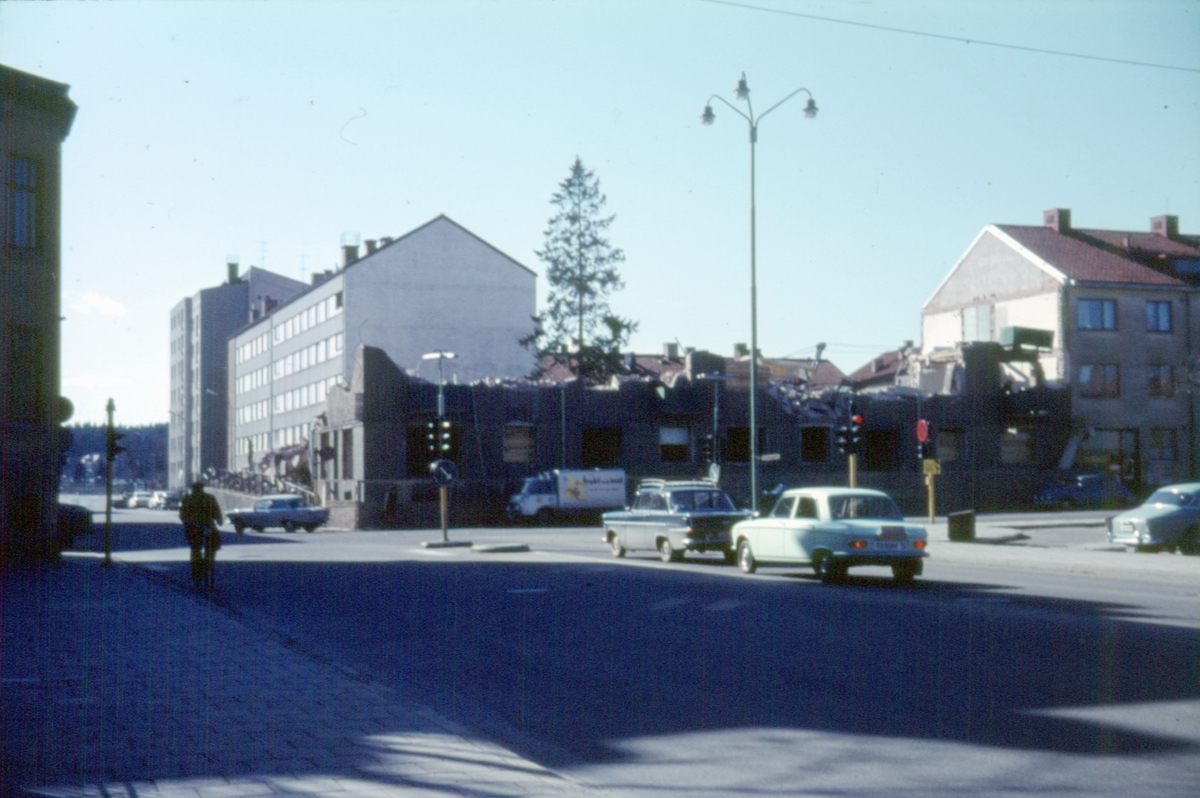 Bildtext: Hamngatan-Drottninggatan. Hamngatan sedd söderut. -Bild ...