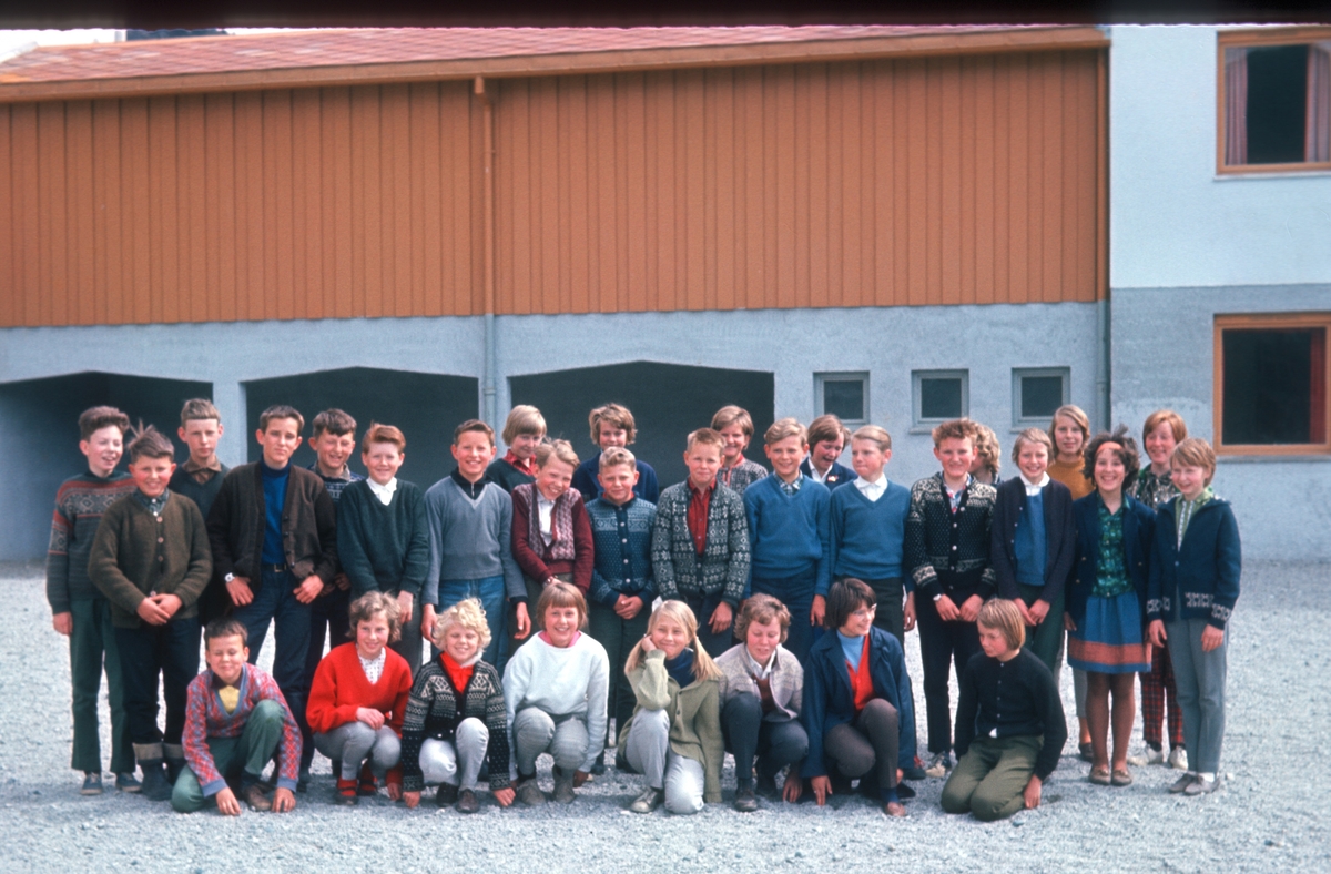 Gol Skule 5 eller 6 klasse 1962-63. 1.rekkje frå v. Terje Morken, Ragna ...