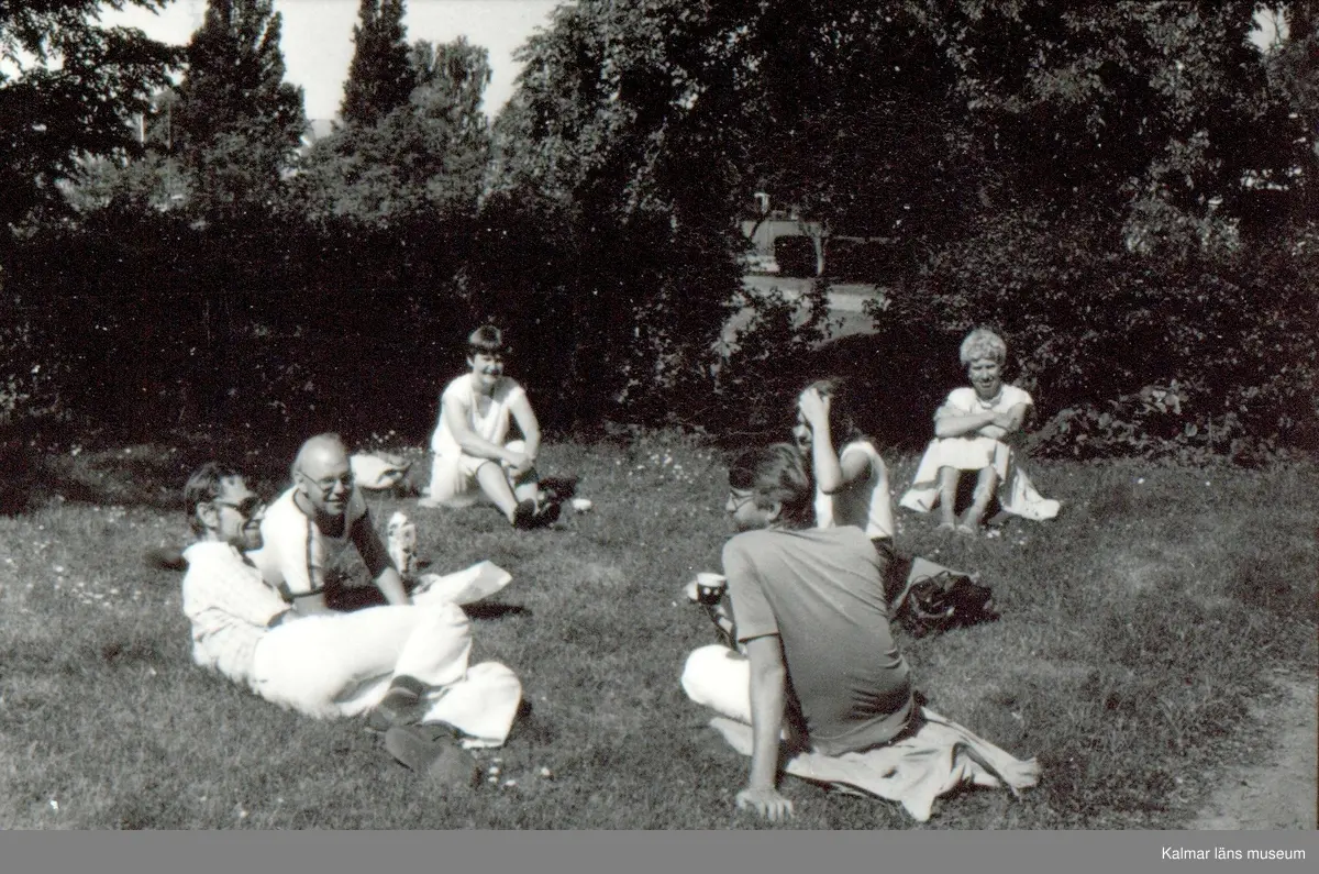 Fikapaus i det gröna juli 1983. Per-Gunnar Jonsson, Jan Lindman, Lena ...
