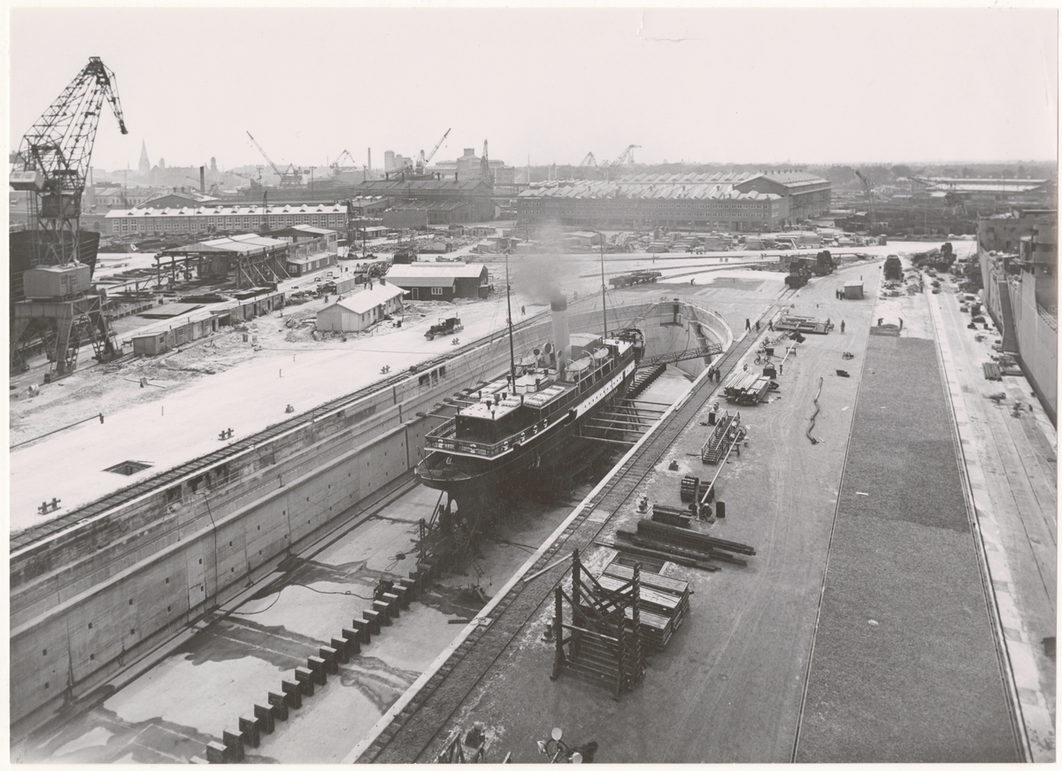 ÖRESUND i docka, 3 sep 1948 Vy över ett parti av varvsområdet på ...