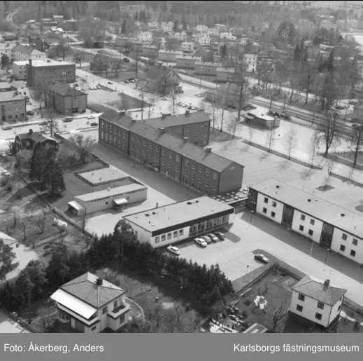 Flygfoto över delar av Karlsborg. Järnvägsstation, gamla posthuset, och ...