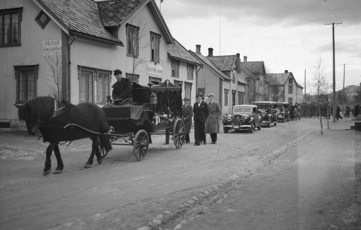 Begravelsesfølge på tur nedover C.M.Havigsgate. Hest med vogn. Johnsens ...