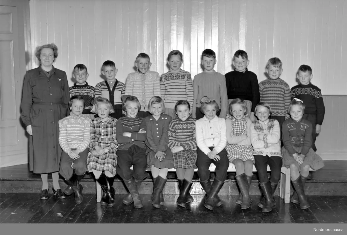 Klassebilde tatt i klasserom på Dahle skole på Dahle i daværende ...