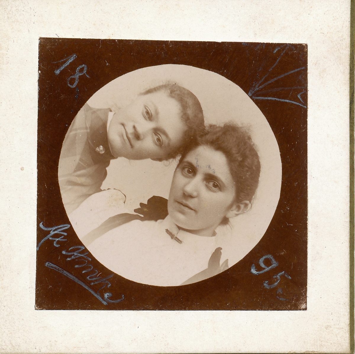 Portrett. To unge kvinner. Nanna Pedersen og frk. Bang. -Helgeland ...