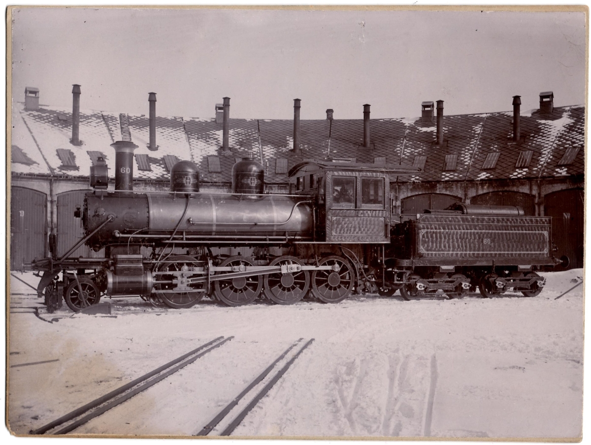 NSBs nyleverte damplokomotiv type 17a nr. 60 på svingskiven ved NSBs ...