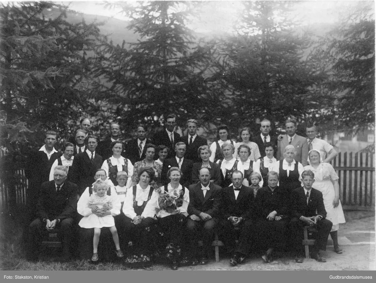 Bryllaupet til Ole Kleiven (f. 1920) og Gudrun Kleiven (f. Børrestuen ...