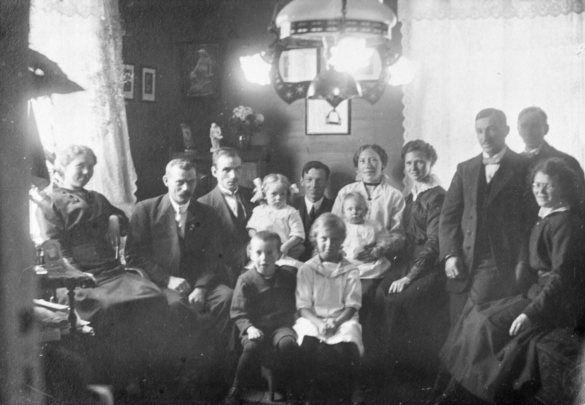 Familiebesøk i Johan og Anna Mathisen si leilegheit i Stanahuset på ...