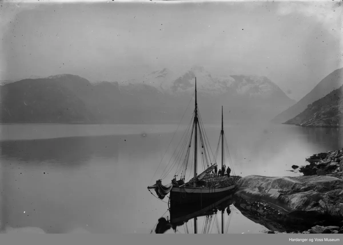 S/K "Vallevik" med vedlast -Hardanger og Voss Museum / DigitaltMuseum