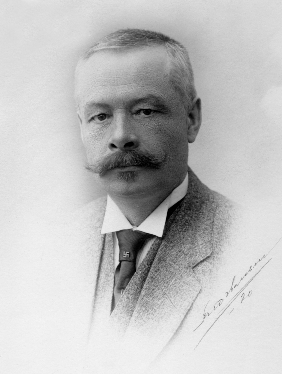 Portrett av forretningsmannen Johan Lund (1867-1931). Fotografiet er ...