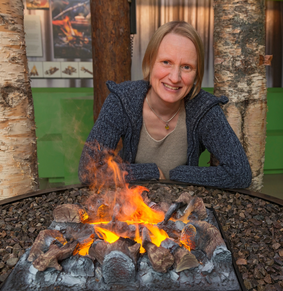 Portrett av etnologen Elisabet Sveingar Amundsen. Fotografiet er tatt ...