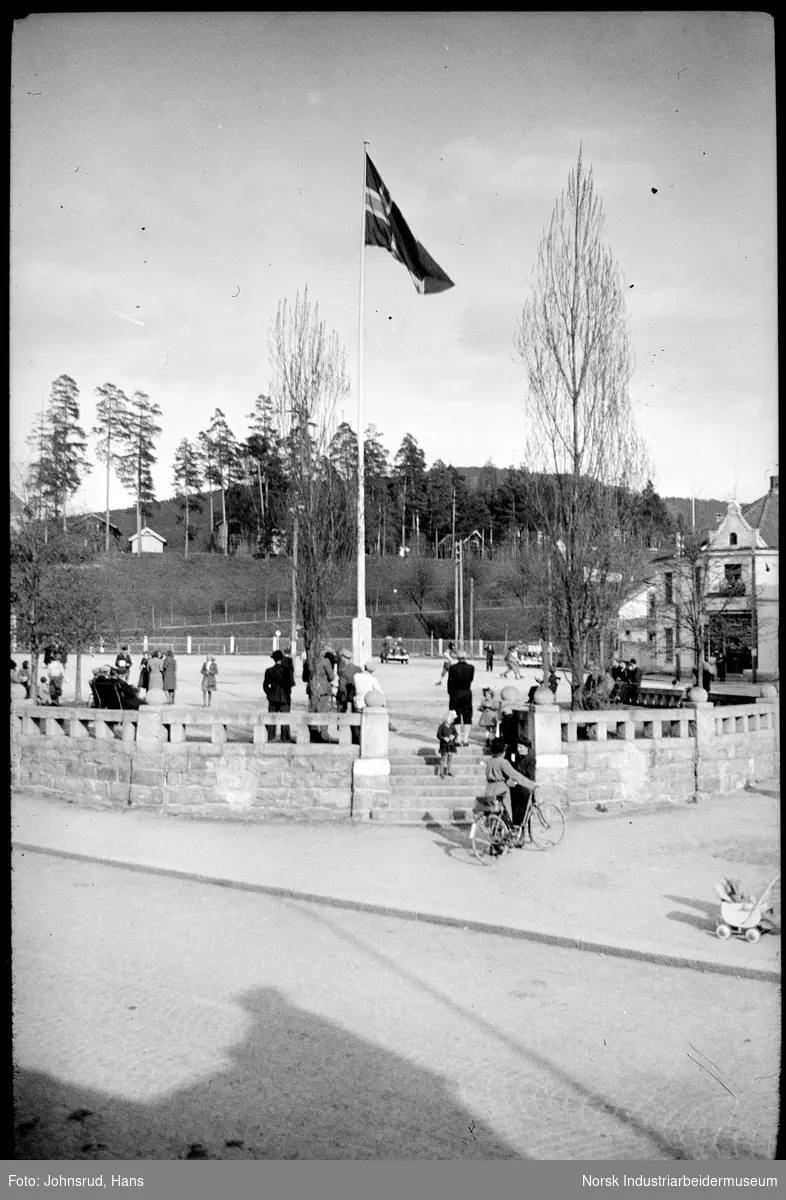 Hesteskoen på Notodden Torg. Flagget er heist på flaggstangen ... Hesteskoen på Notodden Torg. Flagget er heist på flaggstangen ...