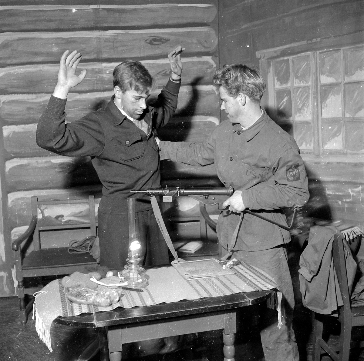 Scener fra skuespillet "Helten og brotsmannen" av Knut Hauge, oppført ...