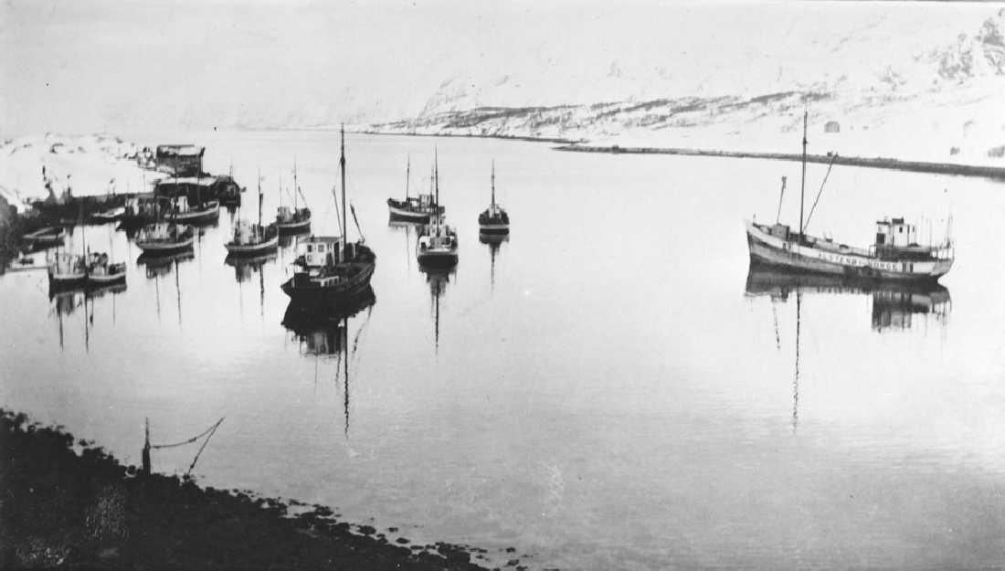 Leirfjord, Sundøy, Åkvik. Åkvikvågen med båter. Båten til høyre ...