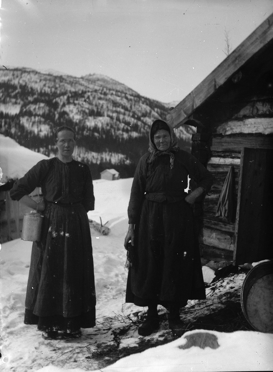 Fotoarkiv etter Aanund Edland. Portrett av Torbjørg Hermansen t.v. og ...