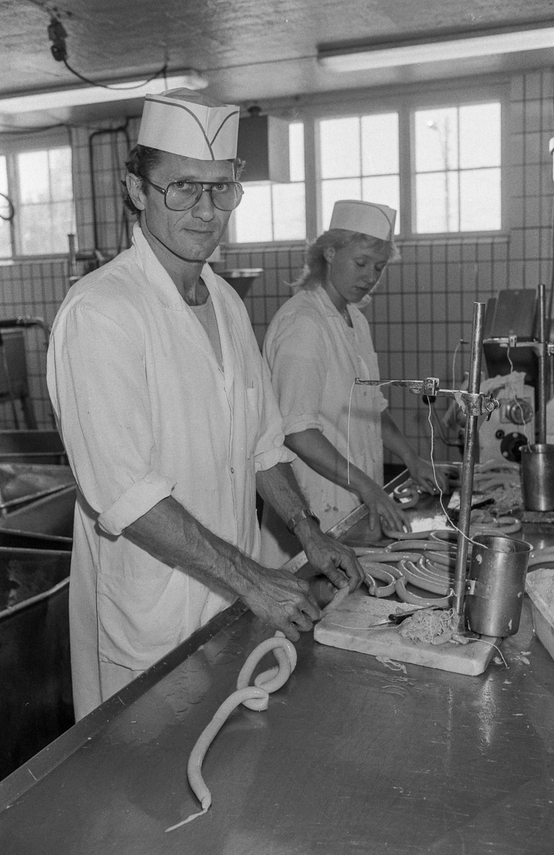 Tomte Mat i Ås med to ferdigutdannede pølsemakere. Hans Olav Skjolden ...