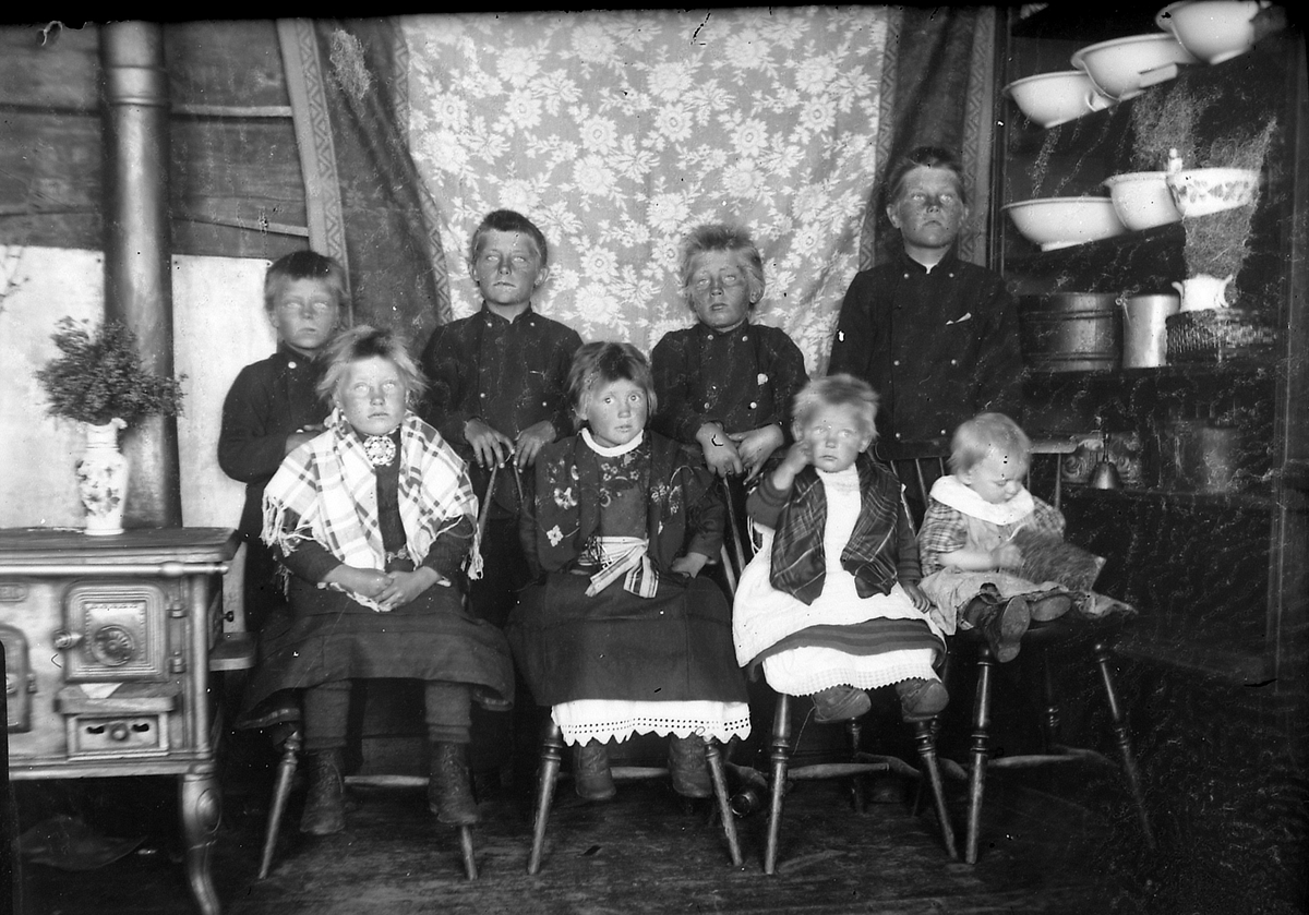 Fotoarkiv etter Aanund Edland. Gruppeportrett med barn fra Nordistog ...