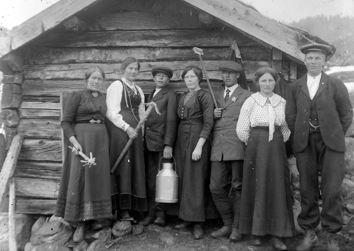 Fotoarkiv etter Aanund Edland. Utendørs portrett av Aase Kvammen ...