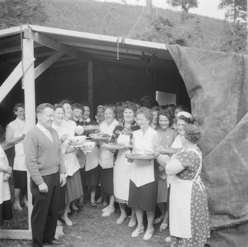 Meieri-jubileum 1960. Servitører i telt på Kippermoen. -Helgeland ...