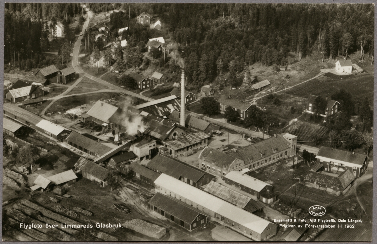 Glasbruket i Limmared från flygplan. -Järnvägsmuseet / DigitaltMuseum