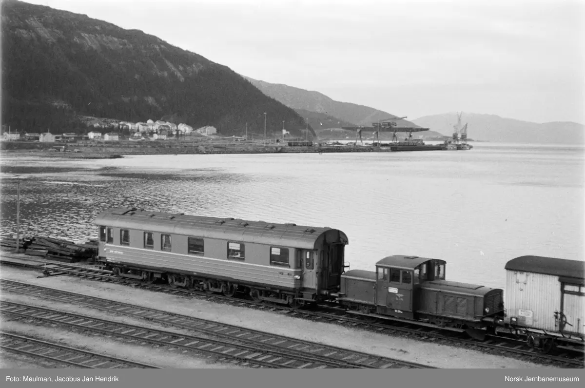 SJs målevogn, en skiftetraktor tyle Skd 214 og en godsvogn litra H3 på ...