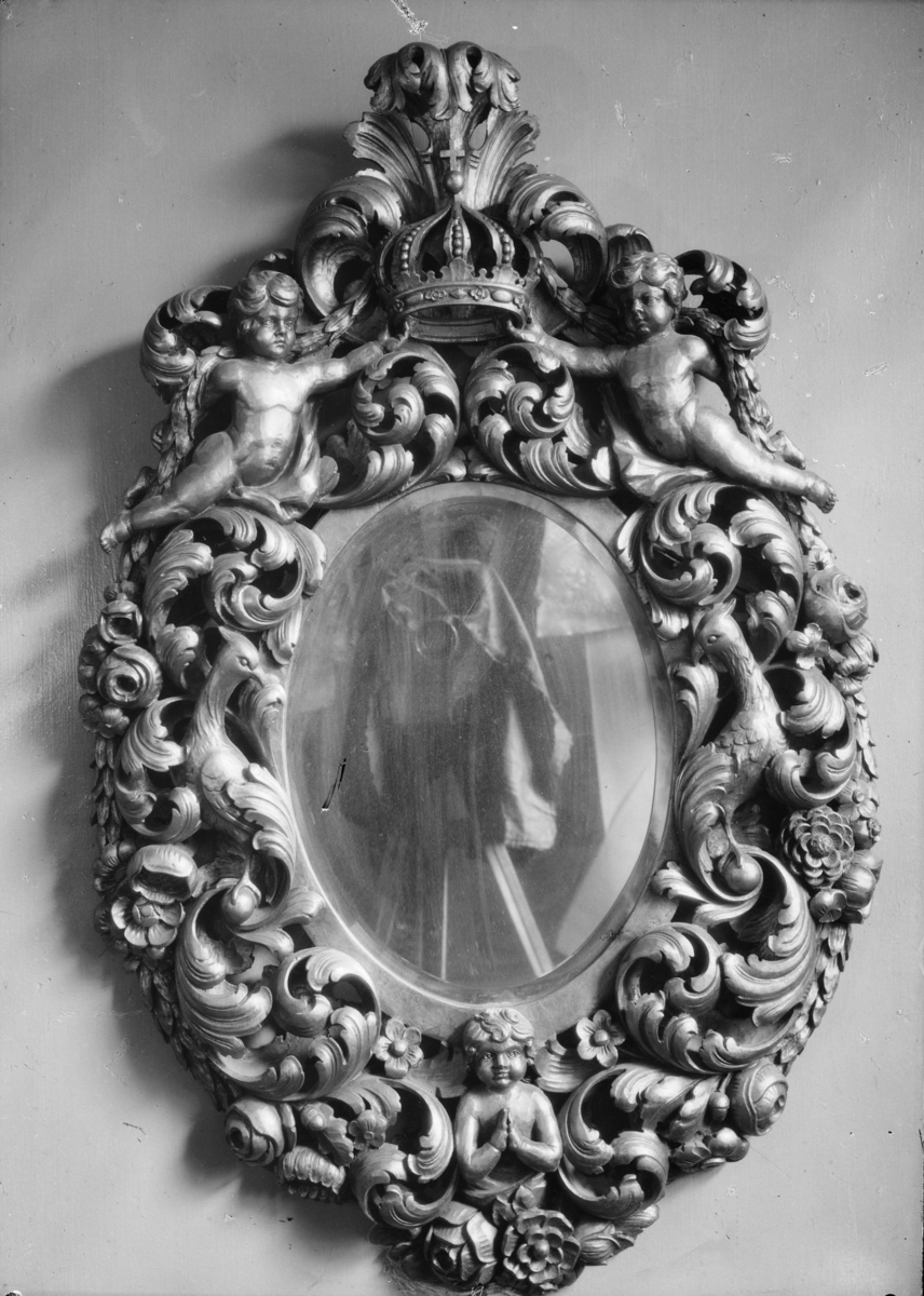Ovalt speil i barokk engler og krone -Maihaugen / DigitaltMuseum