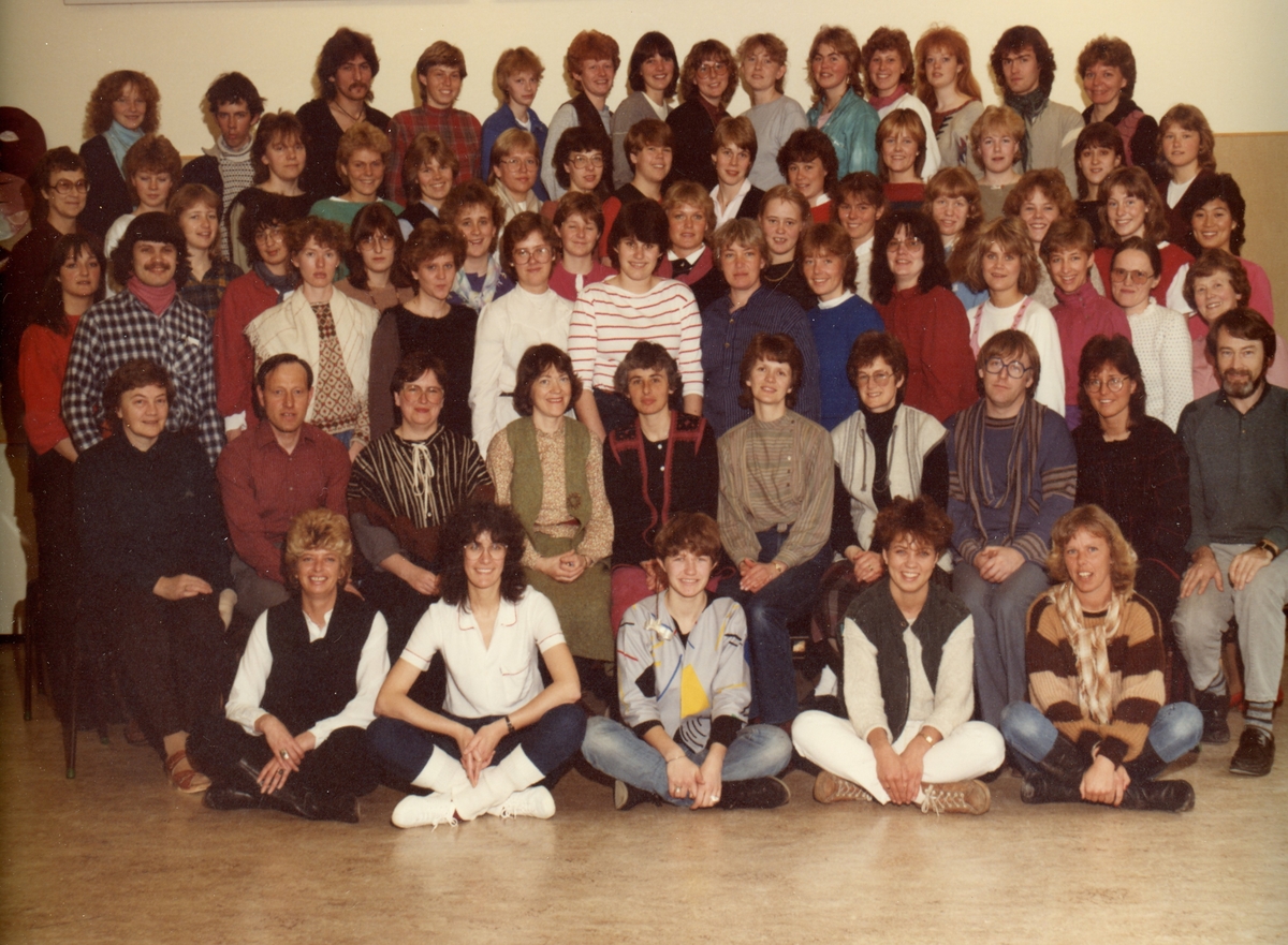 Buskerud husflidsskole 1984. 1. rekkje frå v.: Solveig Treverket, Helen ...