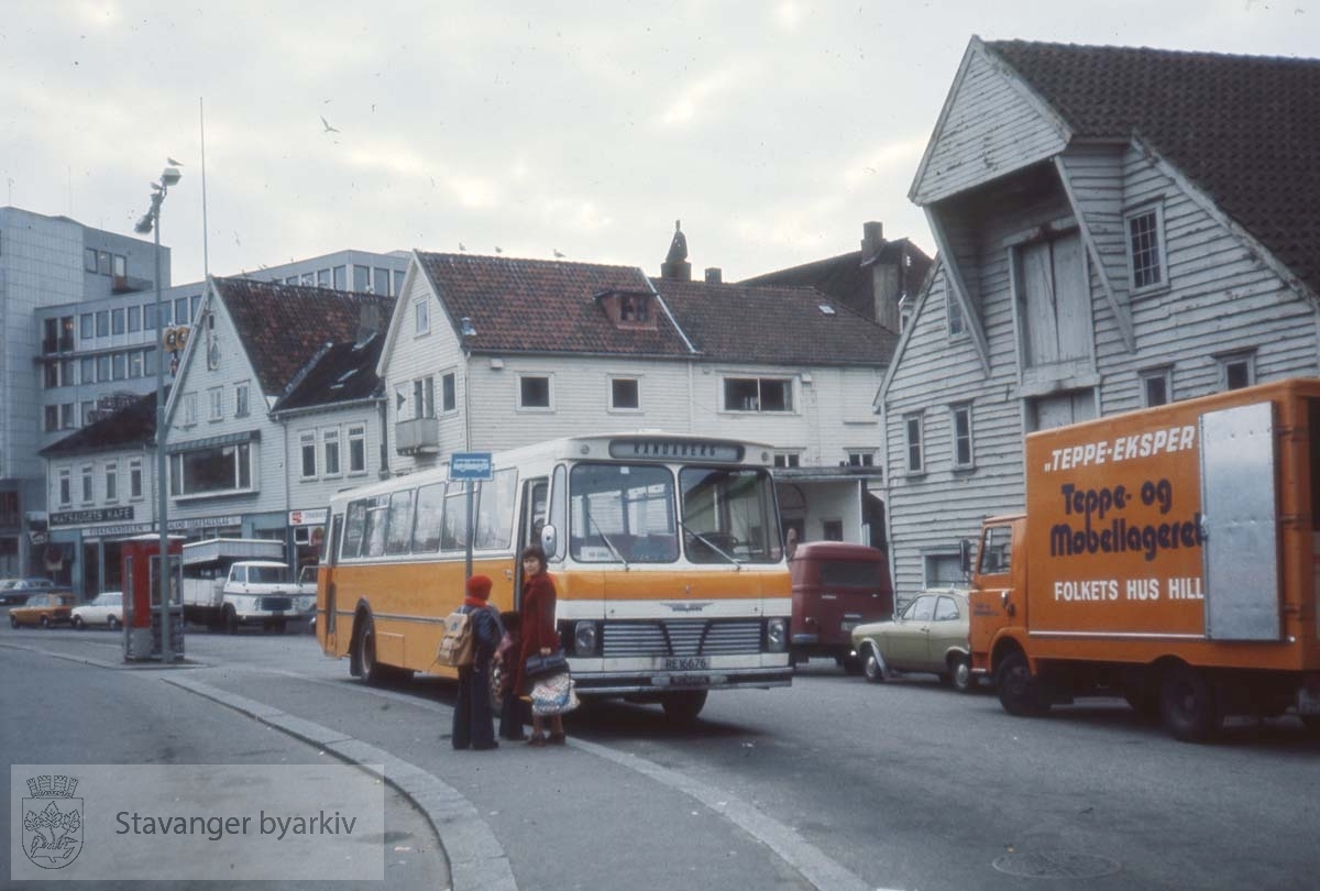 Buss på Strandkaien -Stavanger byarkiv / DigitaltMuseum