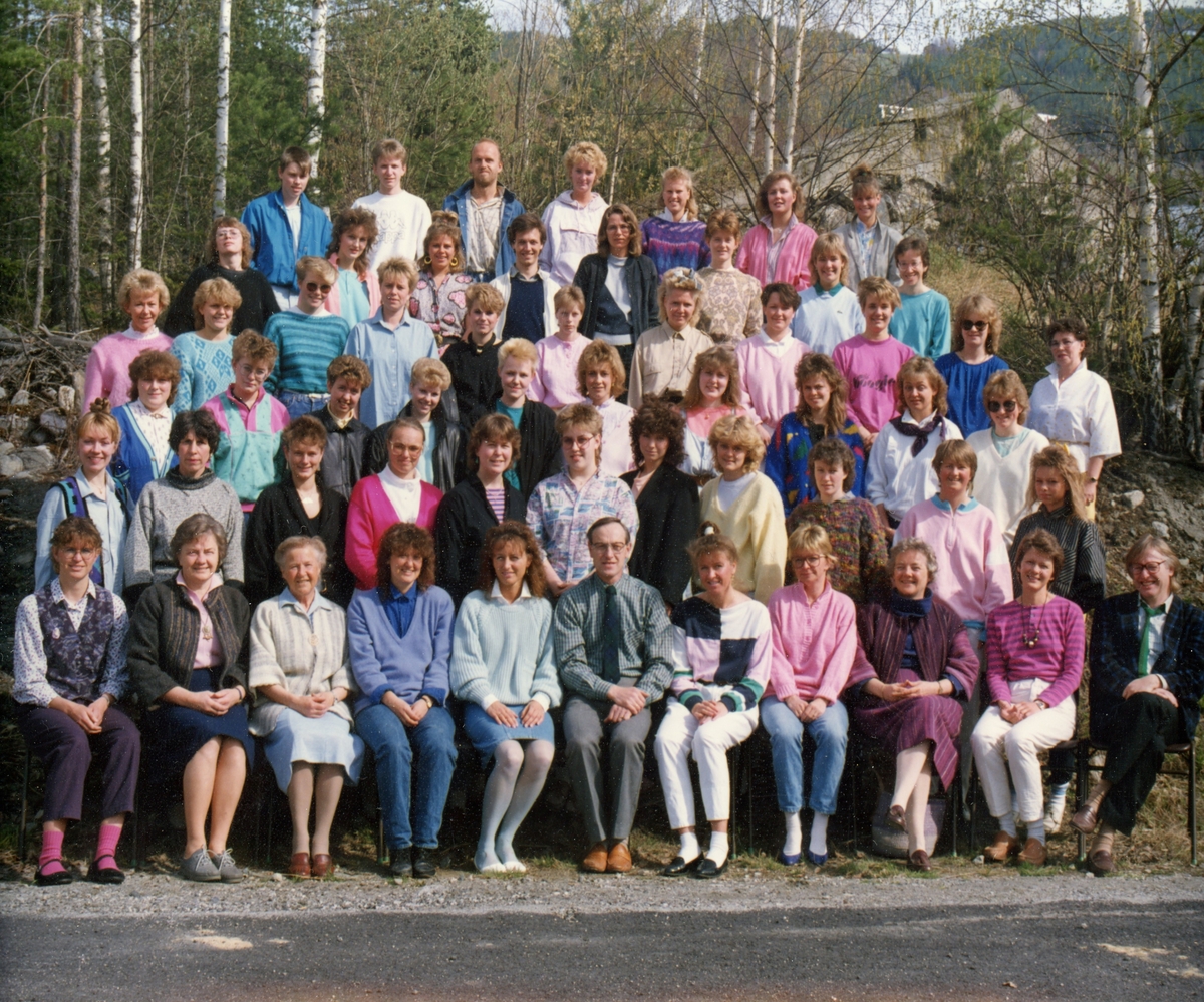 Buskerud husflidsskole 1987. 1. rekkje frå v.: Tonje Myre, Turid ...