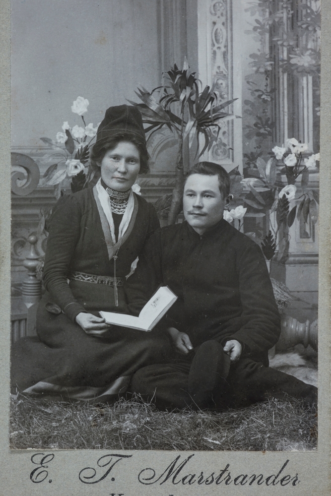 Hemnes, Hemnesberget. Fotografbilde av Elsa Laula Renberg og hennes ...