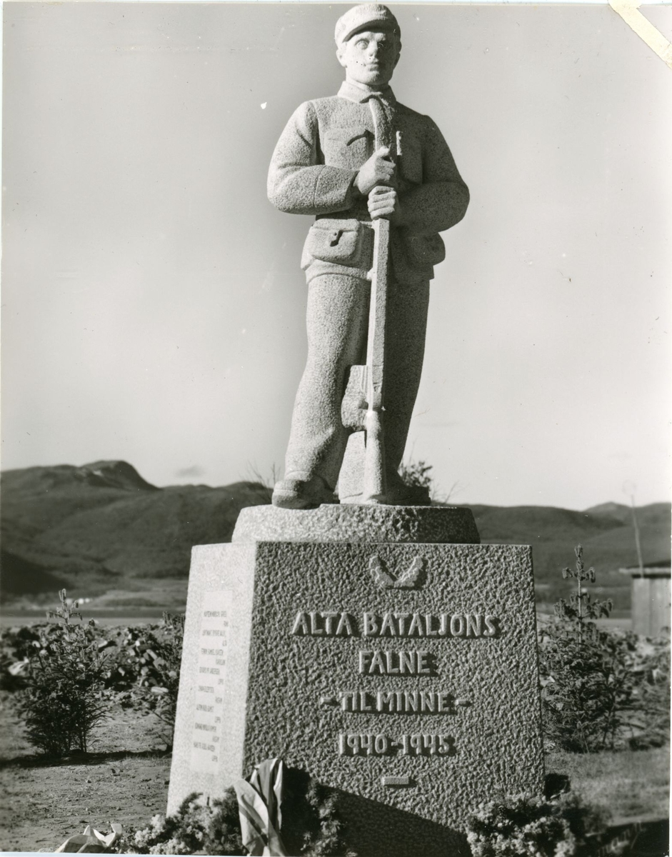 Monument til minne om de falne fra Alta Bataljon. Avduket 1949. -Museum ...