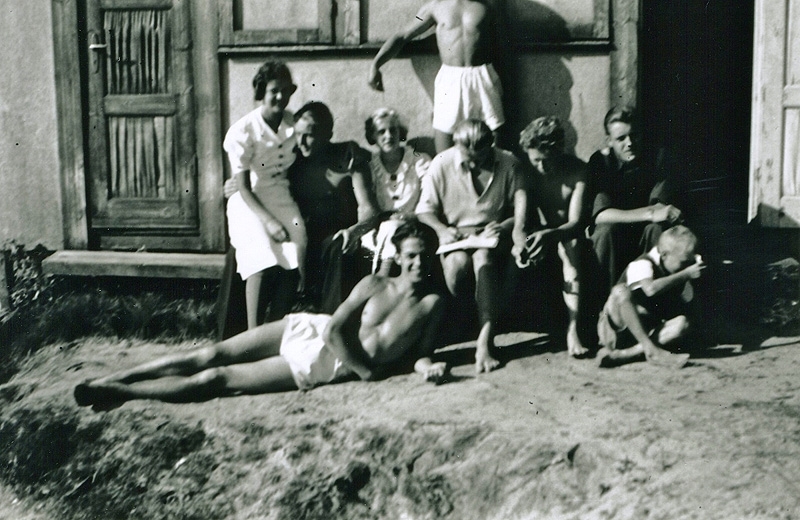Familjen Alberts badhus "Axels" vid sandstranden, Tulebosjön 1938/39 ...