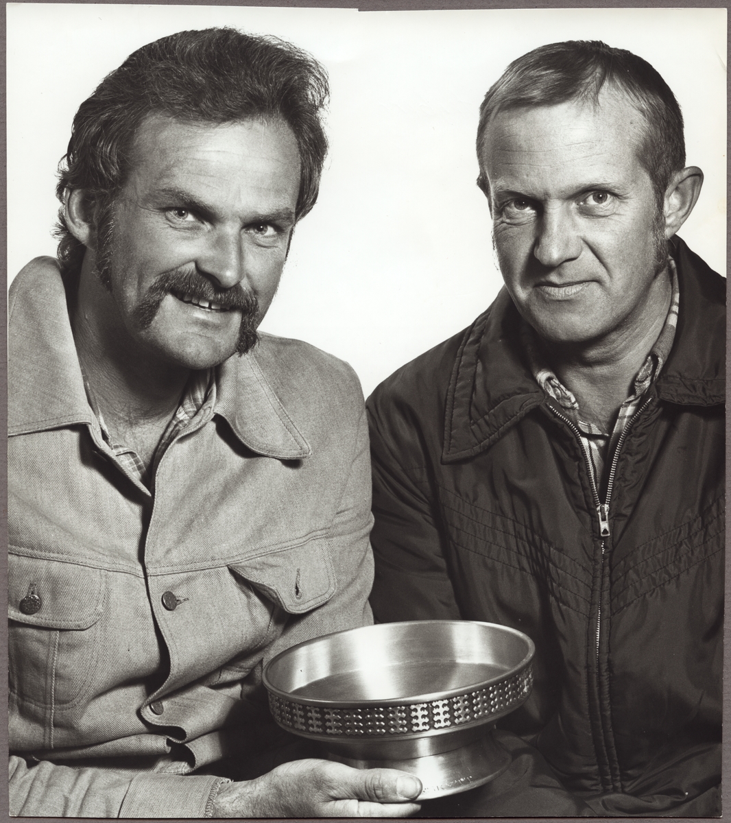 Lars-Göran Stenberg till vänster med en vandringspokal han behåller ...